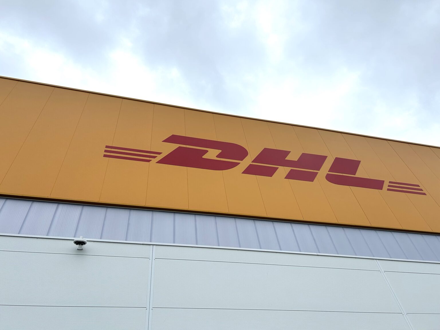Enhancing logistics security at DHL Express with Hanwha Vision – Benchmark